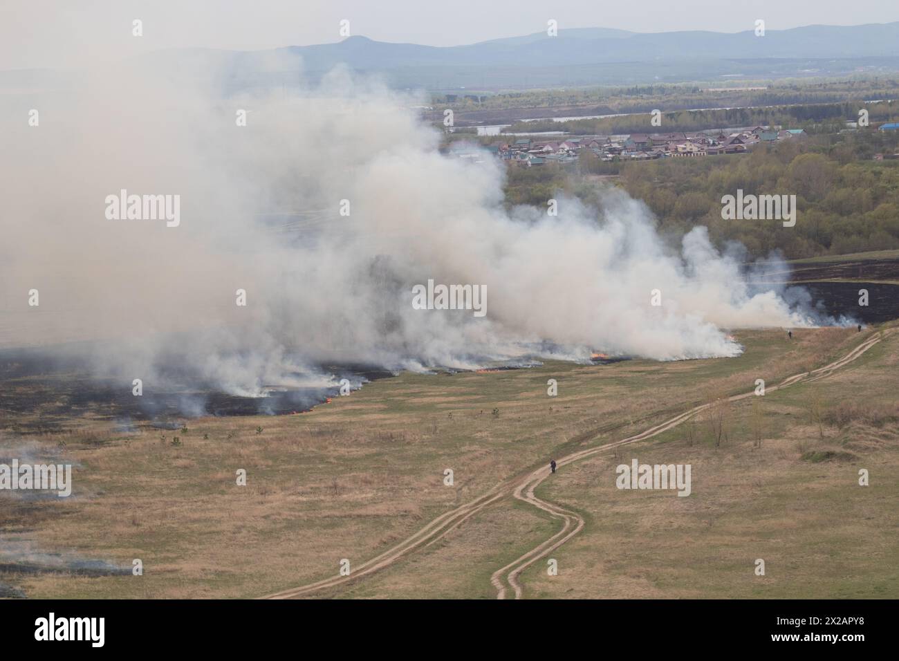 Dry grass field on fire hi-res stock photography and images - Alamy