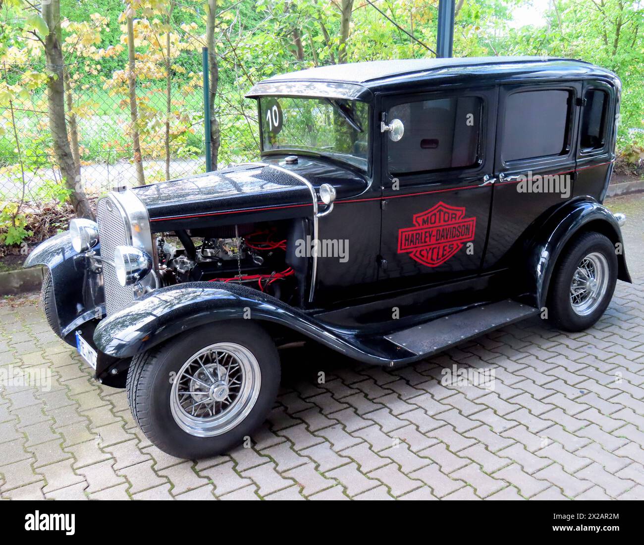 Blickauf eine Ford Limousine mit V8 Motor Oldtimer Cars Ford V8 ...