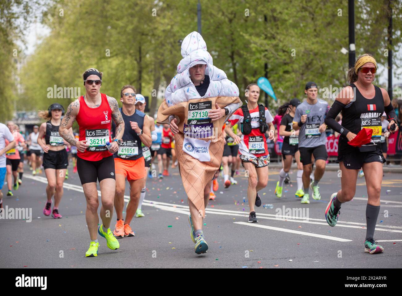 London, UK. 21st Apr, 2024. Thousands of runners take part in the ...
