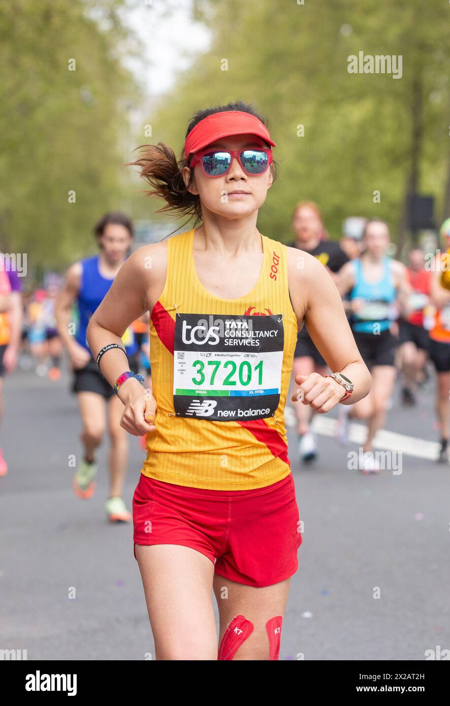 London, UK. 21st Apr, 2024. Thousands of runners take part in the London Marathon with the elite ...
