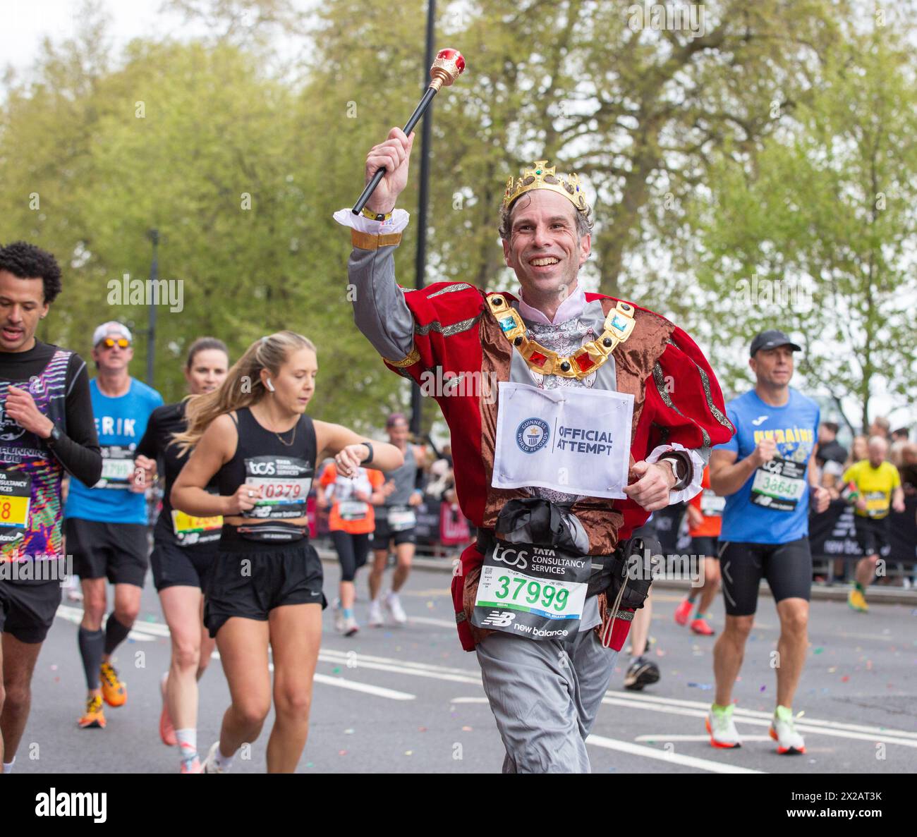 London, UK. 21st Apr, 2024. Thousands of runners take part in the London Marathon with the elite ...