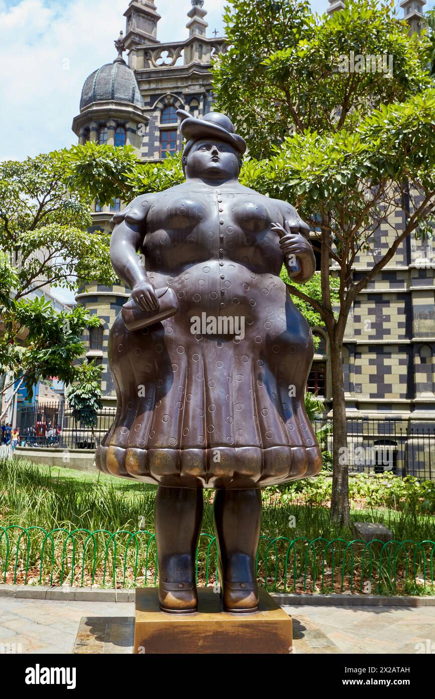 "Mujer vestida" Sculpture Fernando Botero, Palacio de la Cultura, Plaza ...