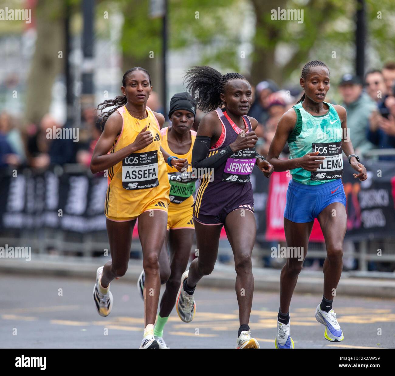 London, UK. 21st Apr, 2024. Thousands of runners take part in the ...