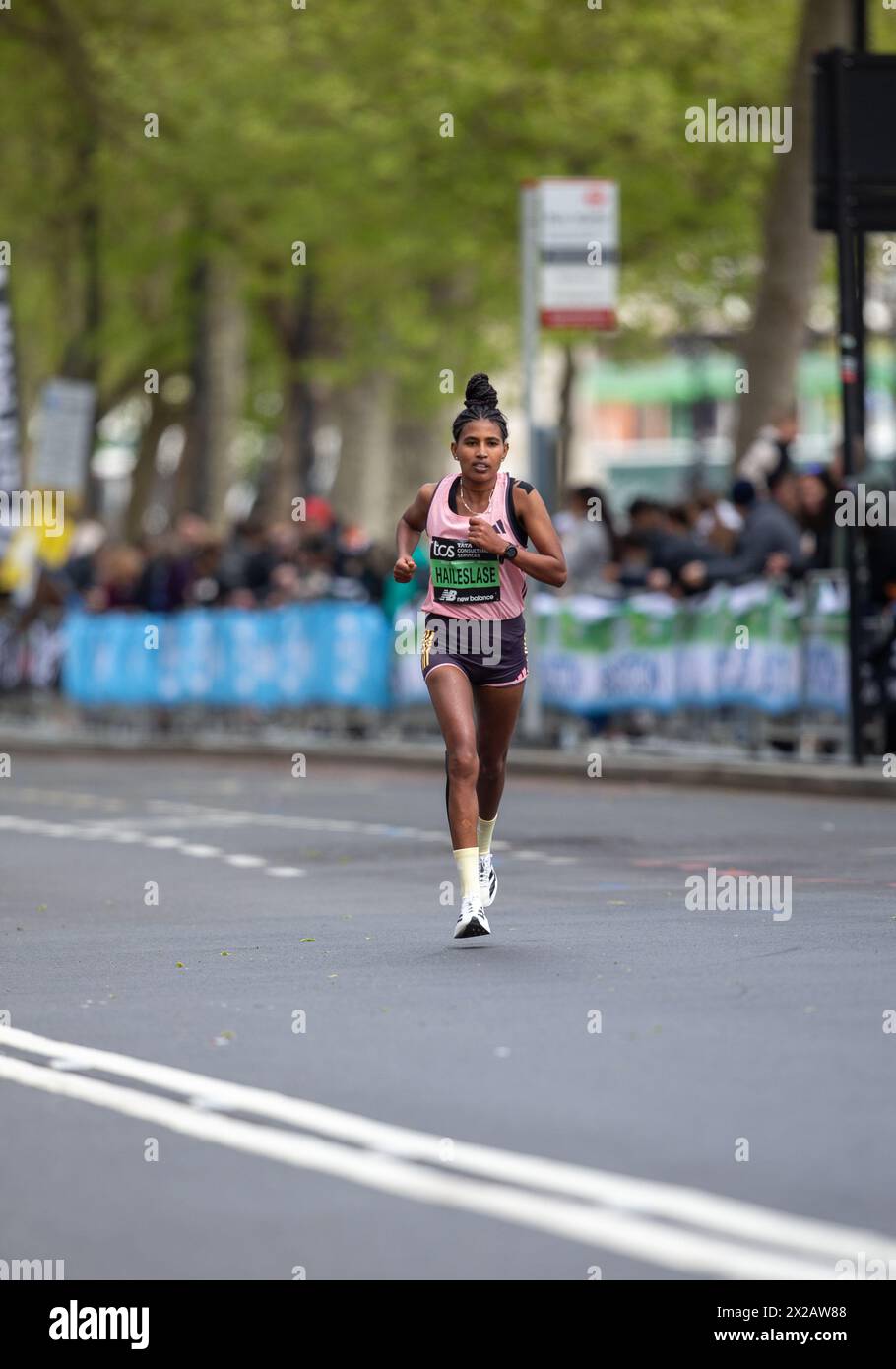 London, UK. 21st Apr, 2024. Thousands of runners take part in the ...