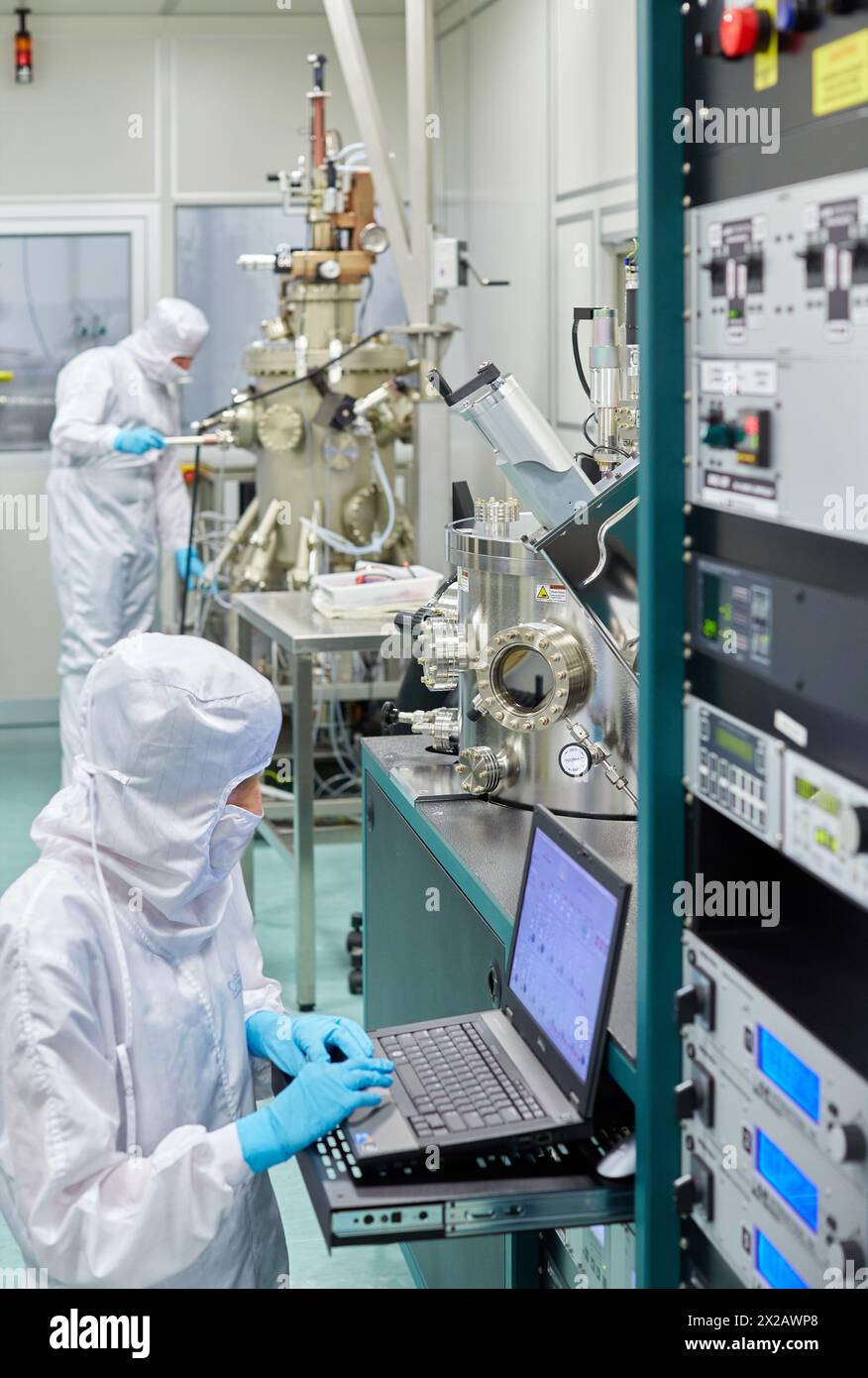 AJA Sputter system / Createc UHV deposition system. Cleanroom ...