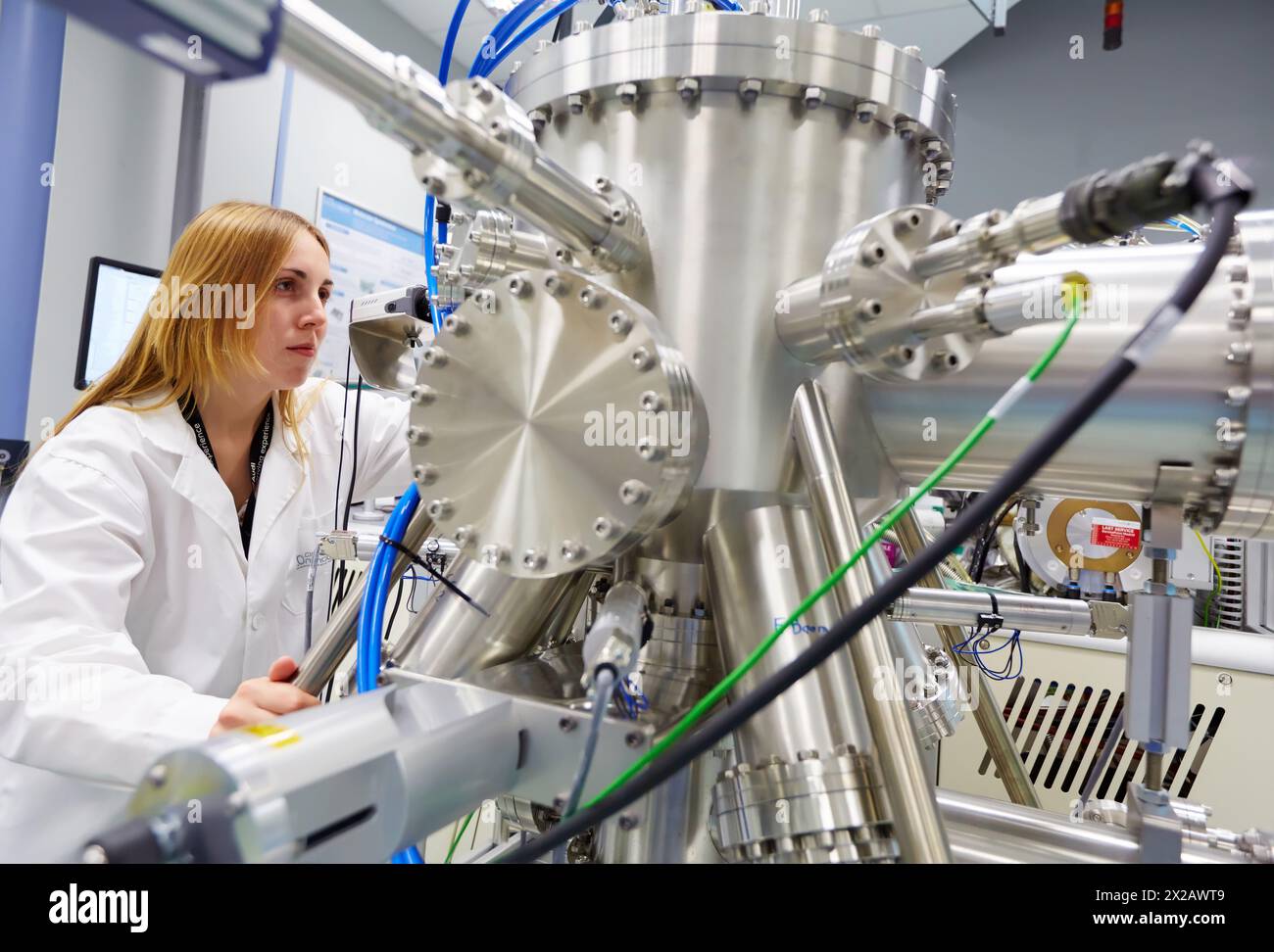 Ultra high vacuum chamber hi-res stock photography and images - Alamy