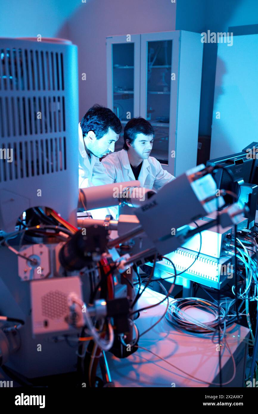 Analysis of nanostructures and nanodevices using SEM, Environmental ...