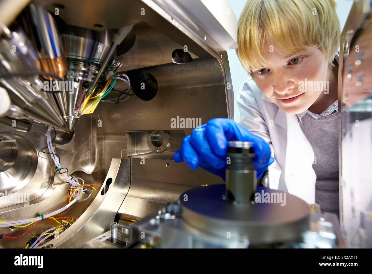 Replacing the sample holder, FIB Control Pannel, Focused-Ion-Beam Nanofabrication Laboratory ...