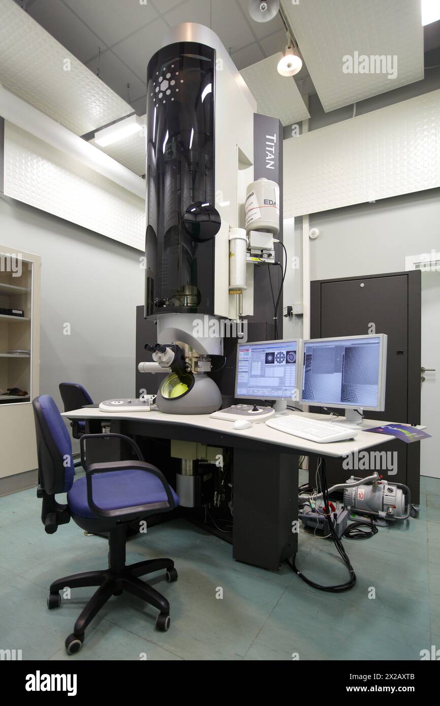 Atomic resolution imaging using TEM, High-Resolution Transmission Electron Microscopy Laboratory ...