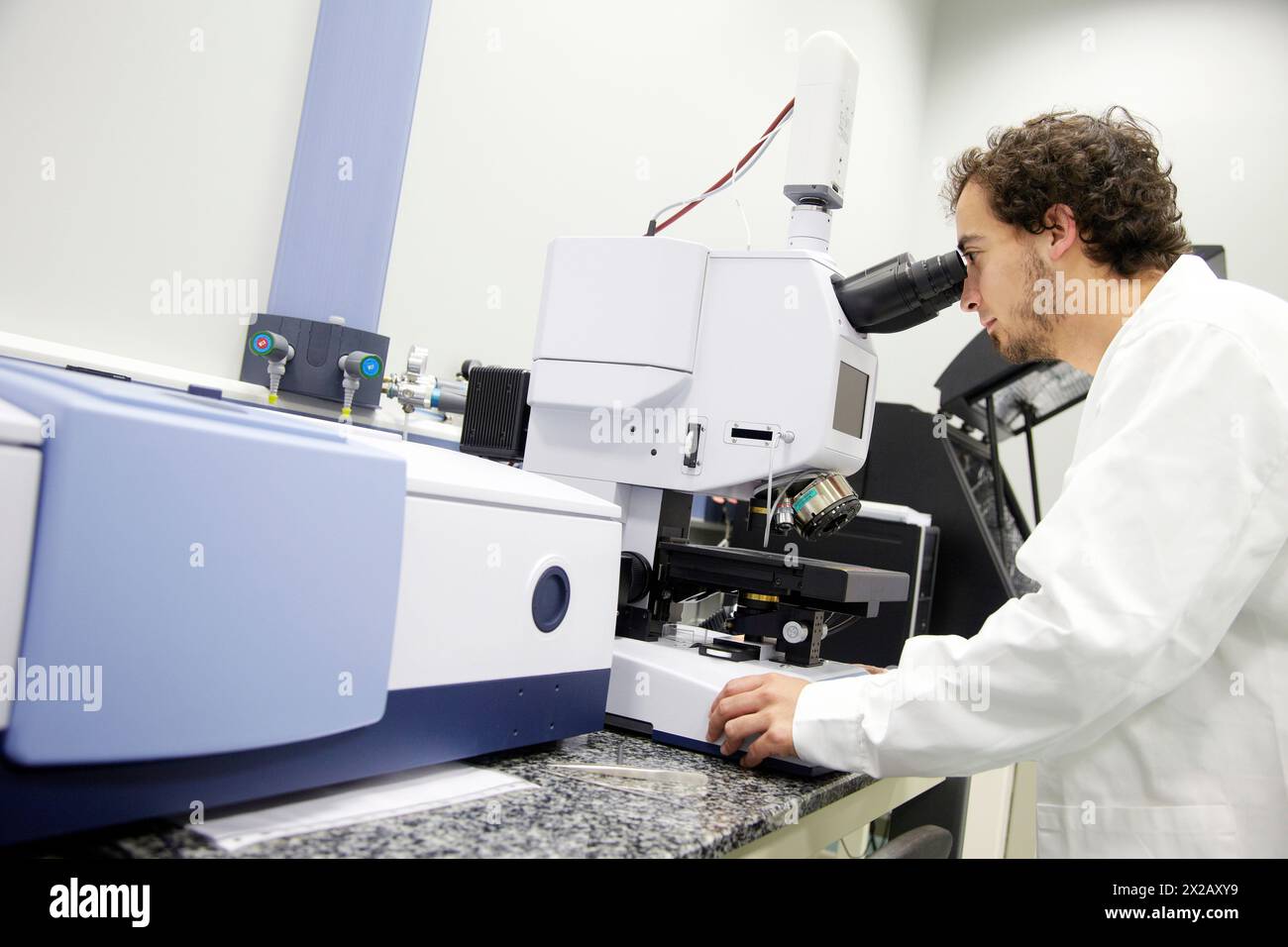 VERTEX 70 FT-IR spectrometer Vacuum Optics Evacuable optics bench of ...