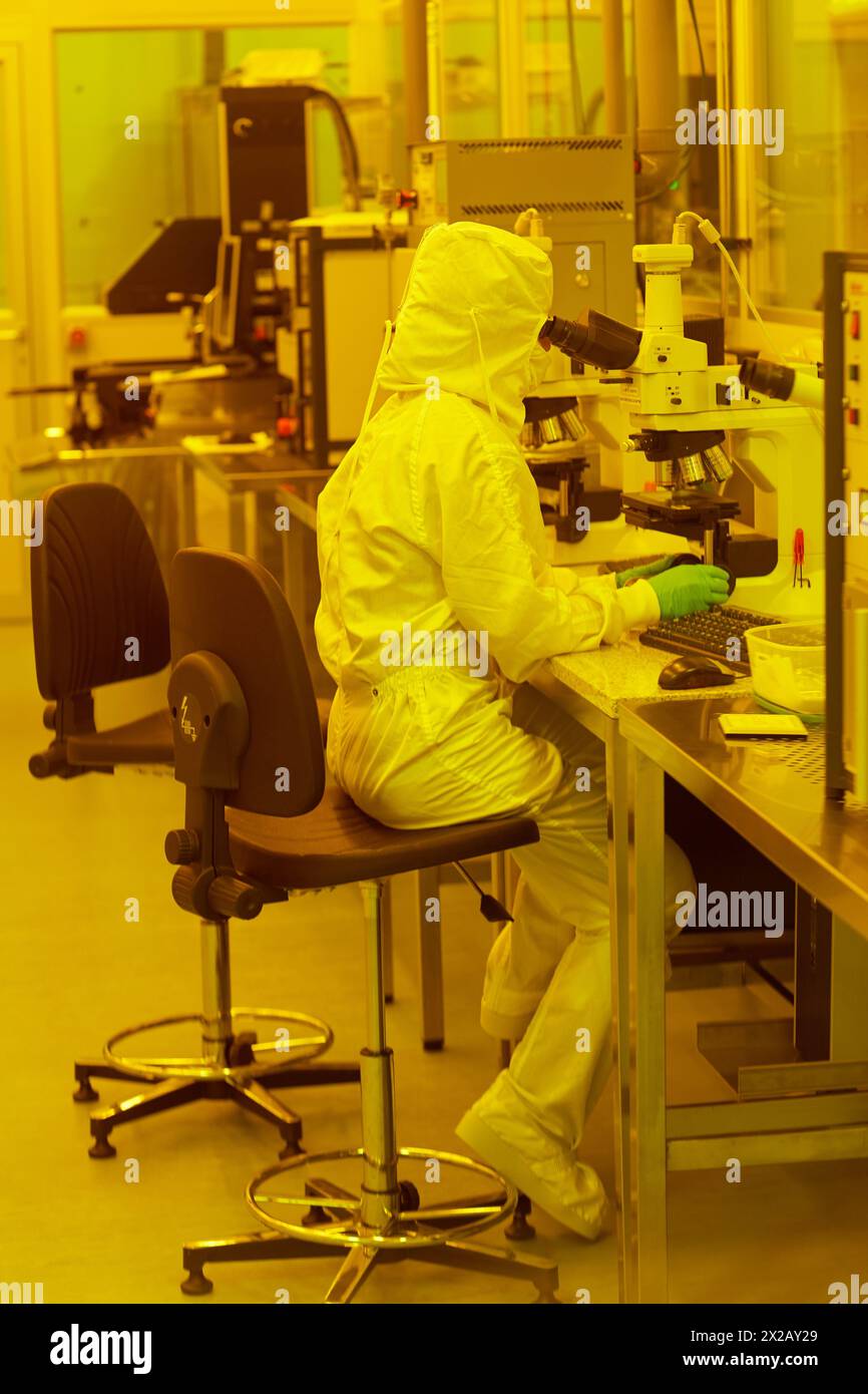 Nikon Elipse 150 microscope. Cleanroom. Nanotechnology. Laboratory. CIC ...