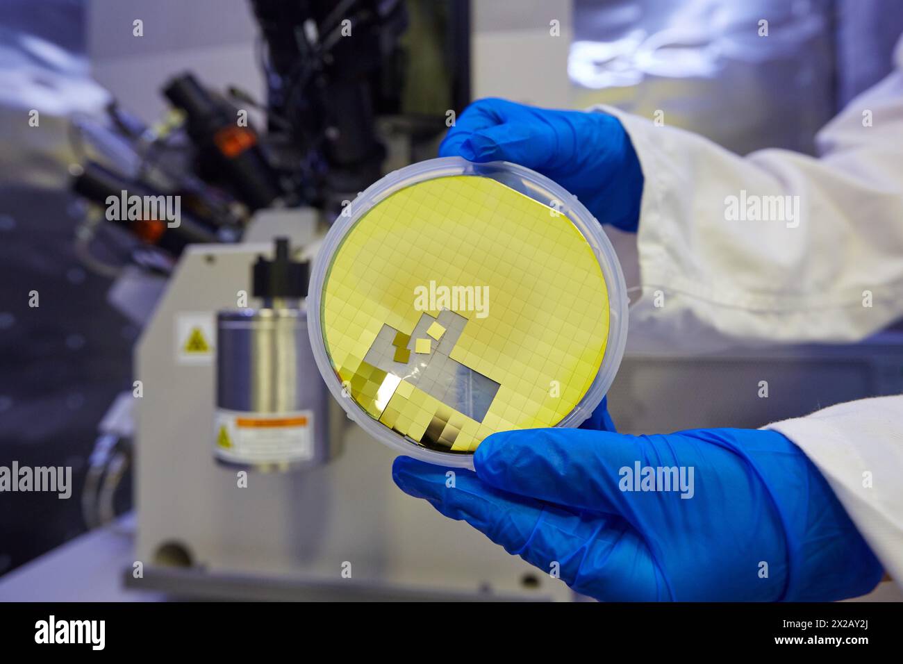 Sample. FIB, Focused-Ion-Beam Nanofabrication Laboratory, Dual-Beam ...