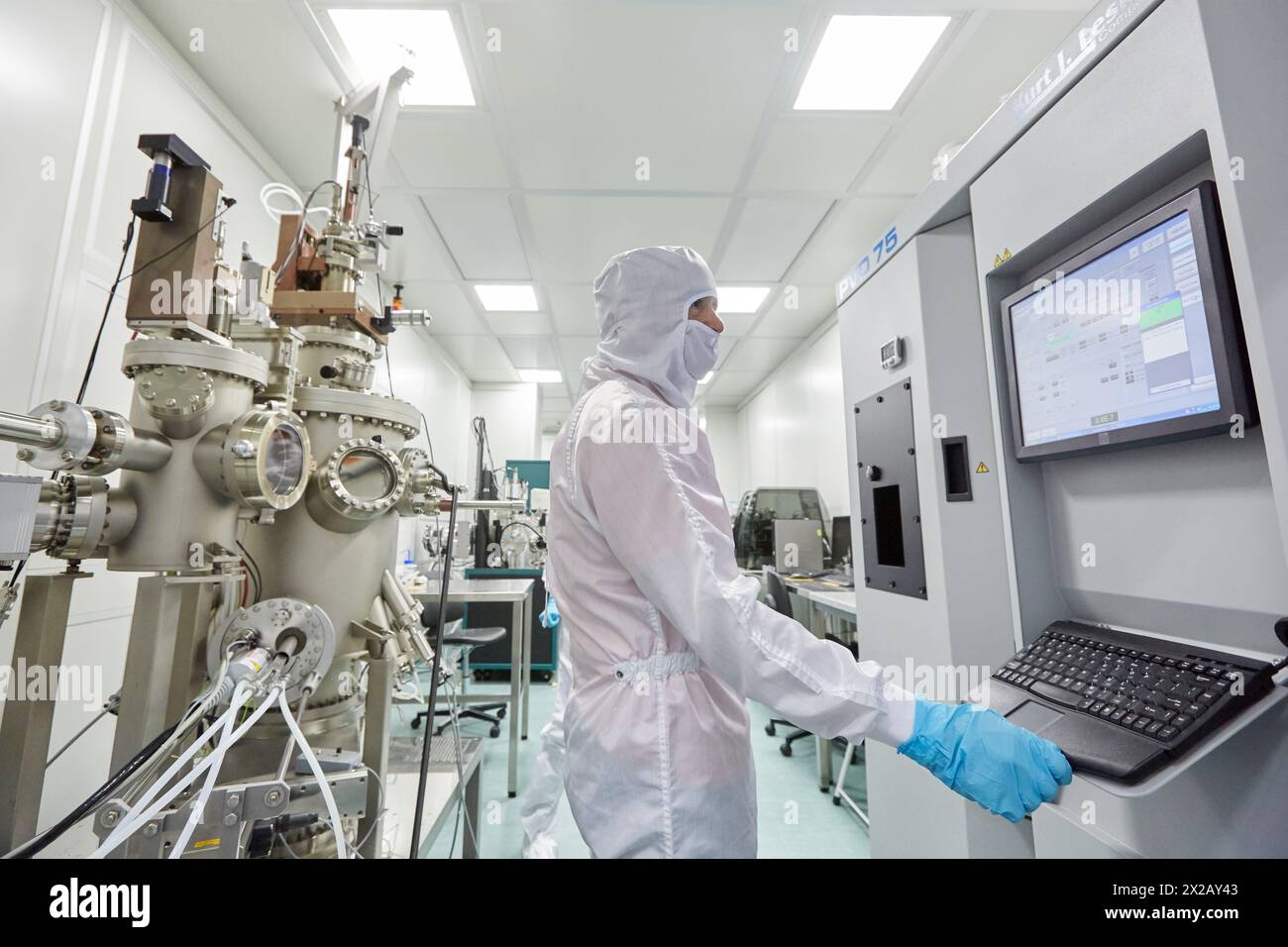 Kurt Lesker eBeam/thermal deposition system and Createc UHV deposition system. Cleanroom ...