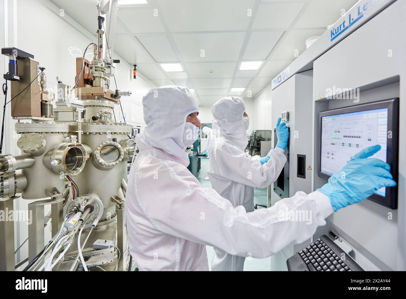 Kurt Lesker eBeam/thermal deposition system and Createc UHV deposition system. Cleanroom ...