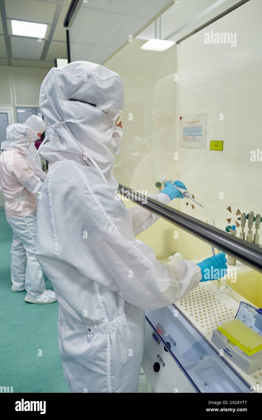 Ramgraber acid wetbench. Cleanroom. Nanotechnology. Laboratory. CIC ...