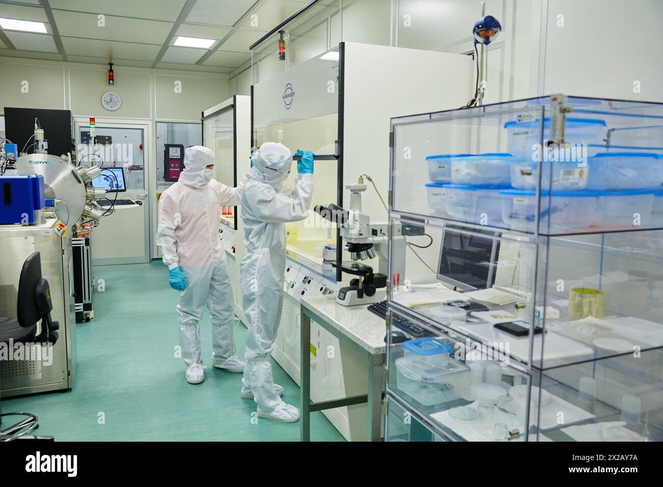 Ramgraber acid wetbench. N2 dry box. Cleanroom. Nanotechnology ...