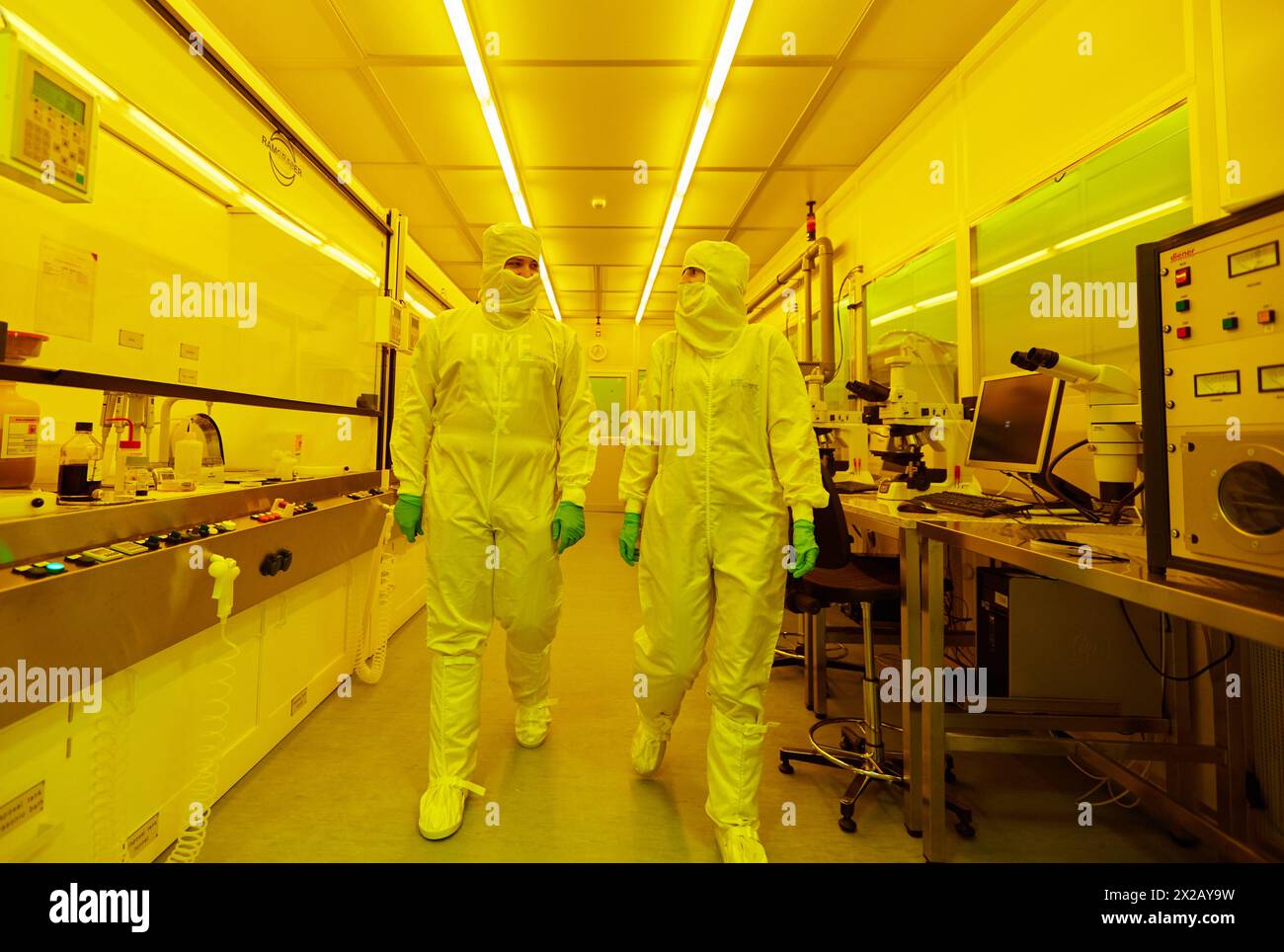 Cleanrooms laboratory hi-res stock photography and images - Alamy