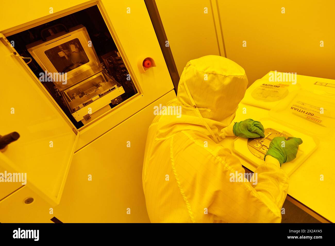 Raith150TWO eBL system - loadlock. Cleanroom. Nanotechnology ...