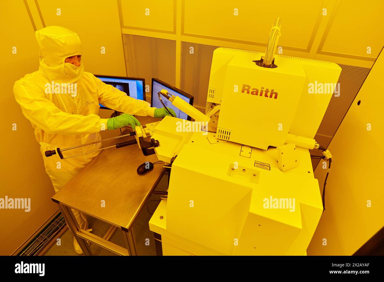Raith eLiNE+ system. Cleanroom. Nanotechnology. Laboratory. CIC ...
