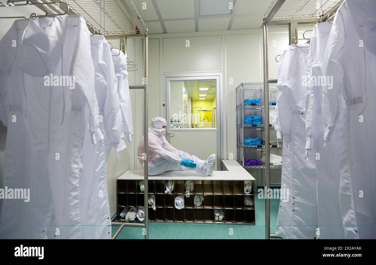 Cleanroom dressing hi-res stock photography and images - Alamy