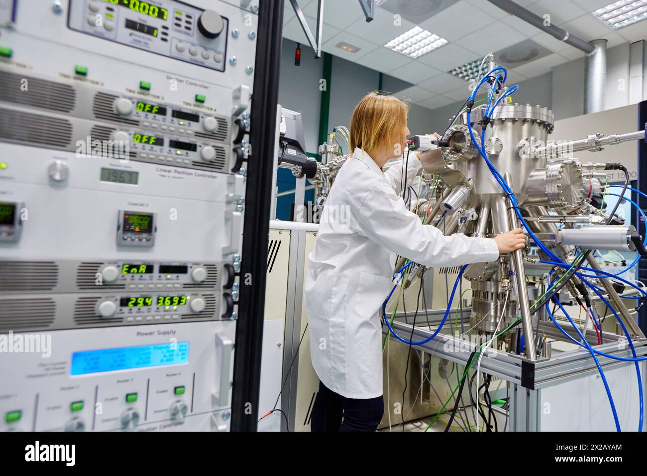 Ultra High Vacuum Chamber with Dual Deposition System. Nanotechnology ...