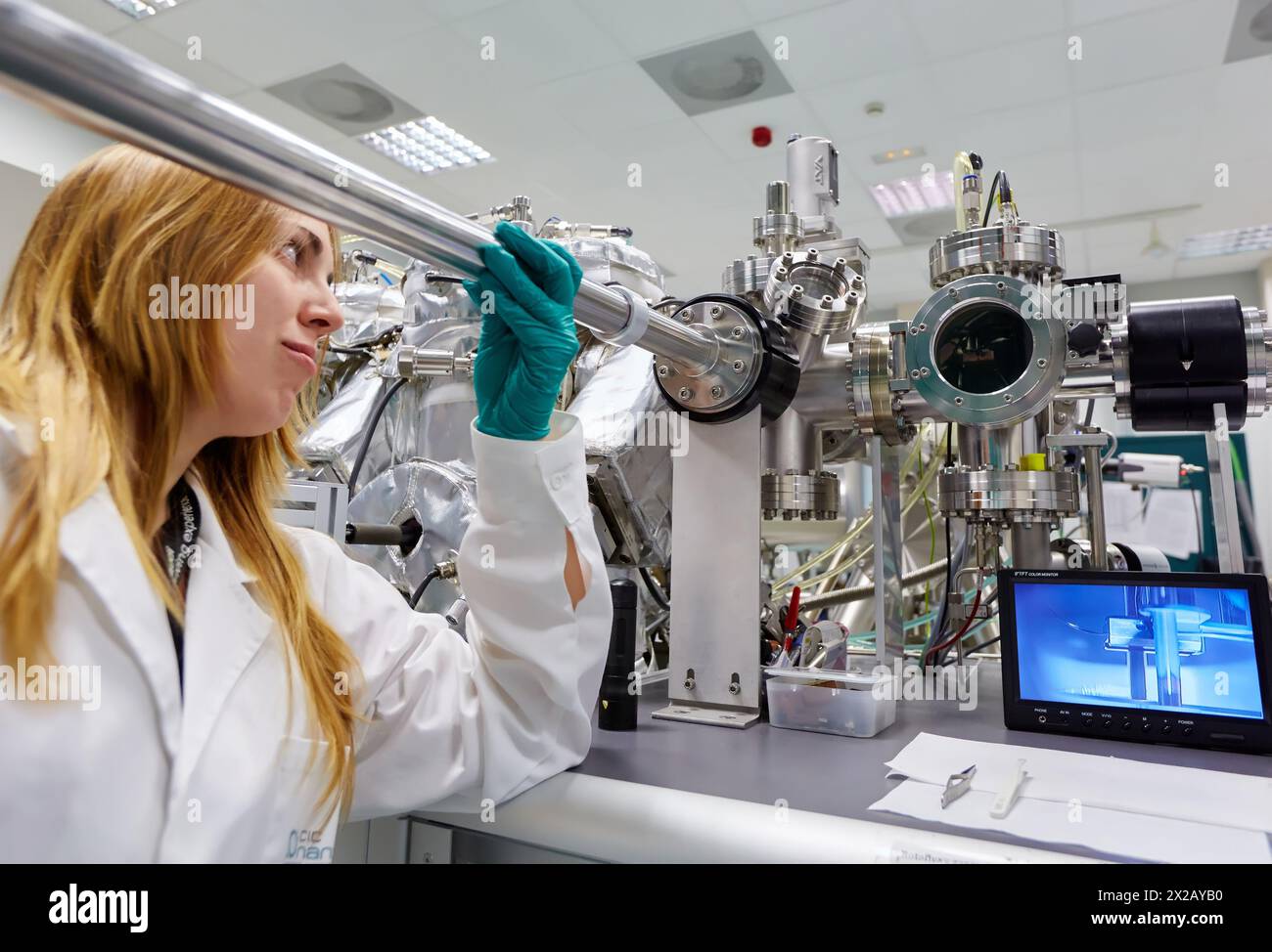 Ultra High Vacuum Chamber with Dual Deposition System. Nanotechnology ...