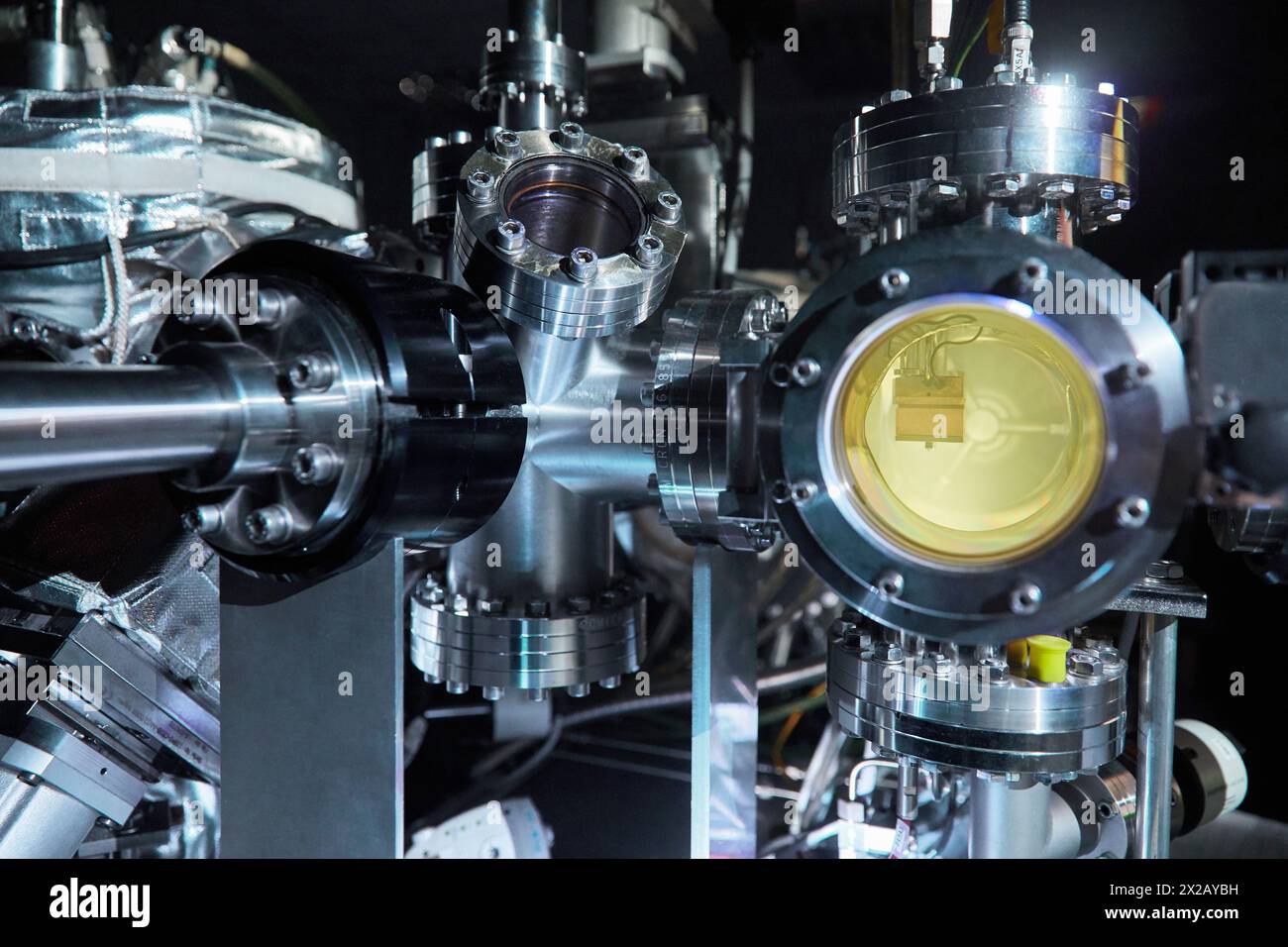 Ultra High Vacuum Chamber with Dual Deposition System. Nanotechnology ...