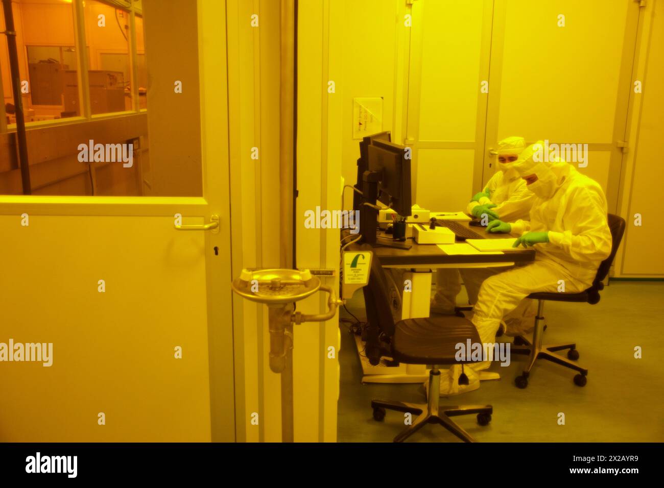 Cheking with an electron microscope the results of an e-beam ...