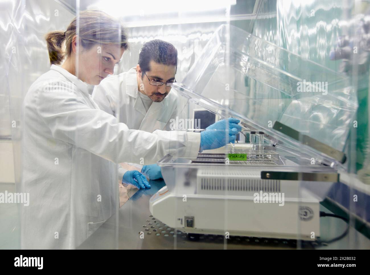 Horizontal laminar flow cabinet hi-res stock photography and images - Alamy