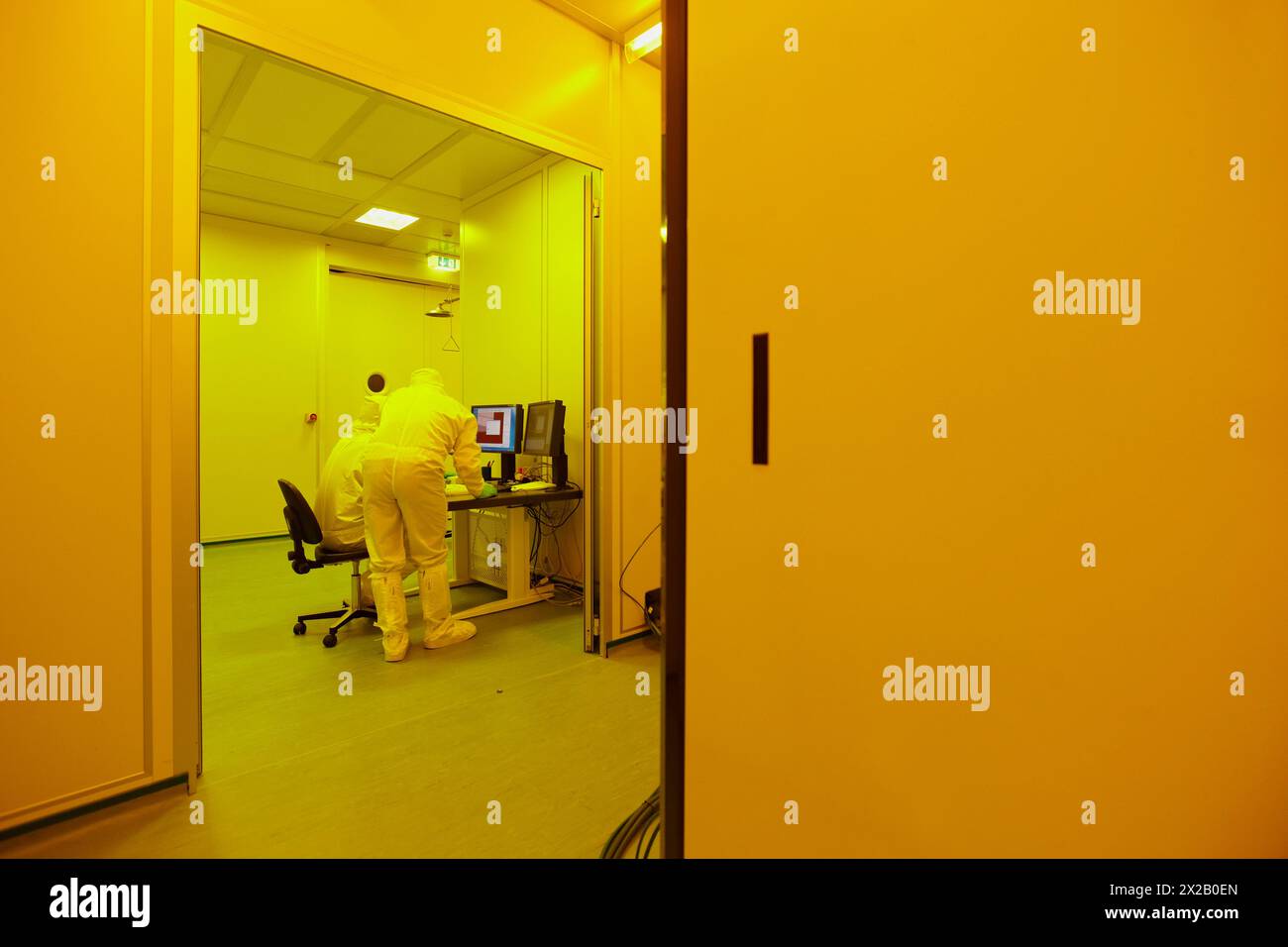 Cheking with an electron microscope the results of an e-beam ...