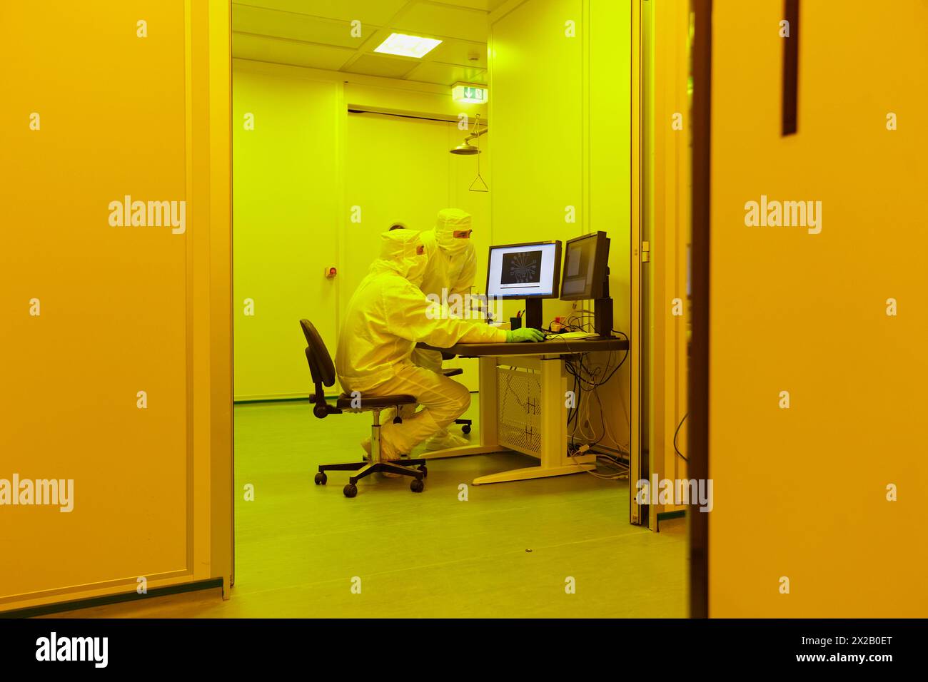 Cheking with an electron microscope the results of an e-beam ...