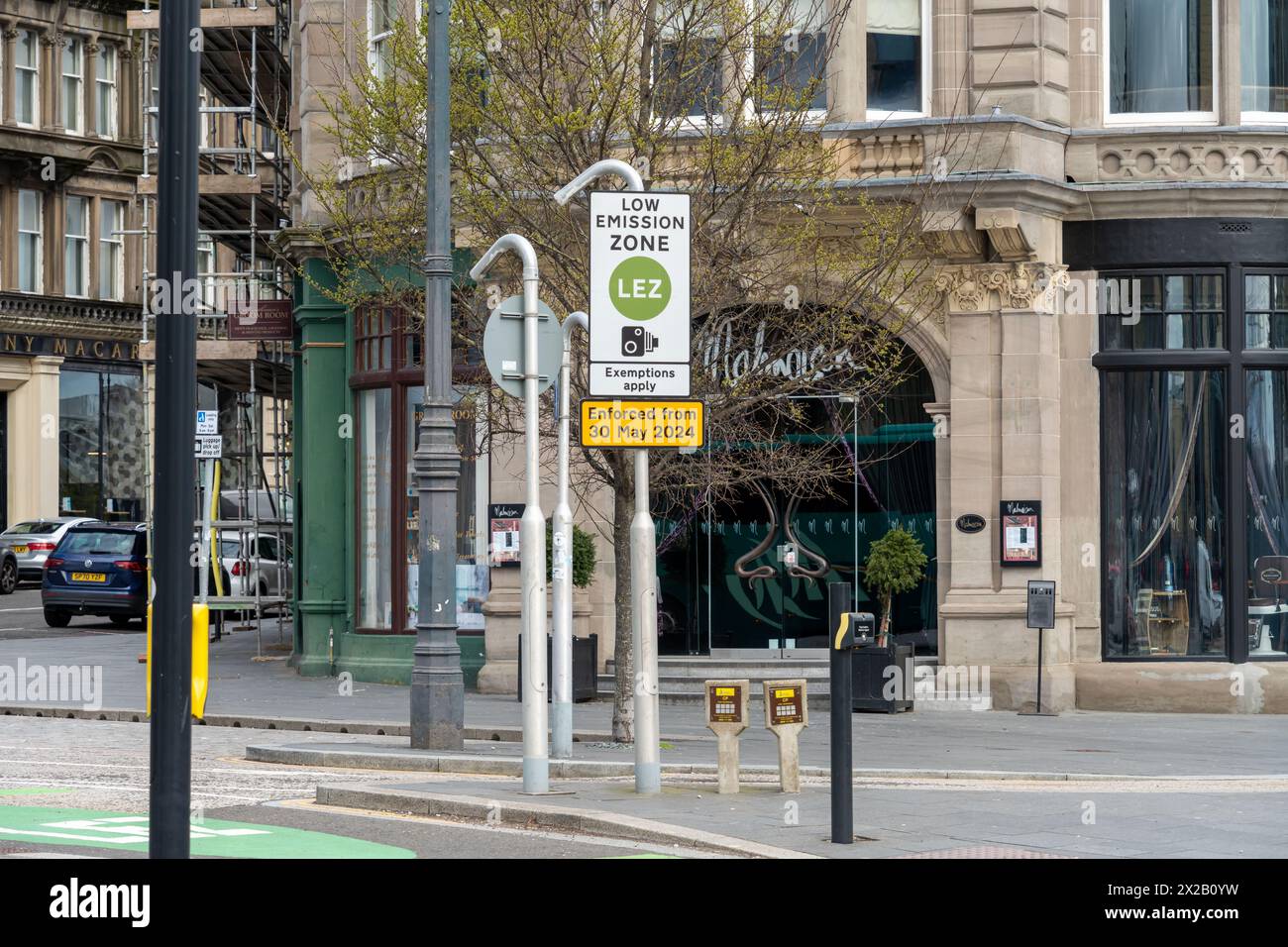 Dundee, Scotland, UK Sign for the Low Emission Zone - LEZ air quality ...