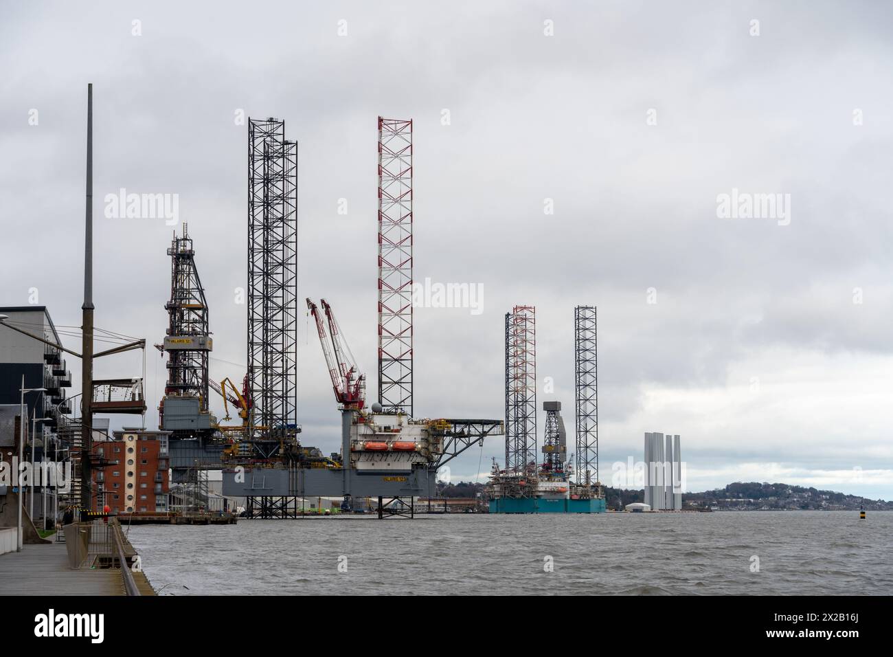 Oil drilling jack up rig hi-res stock photography and images - Alamy