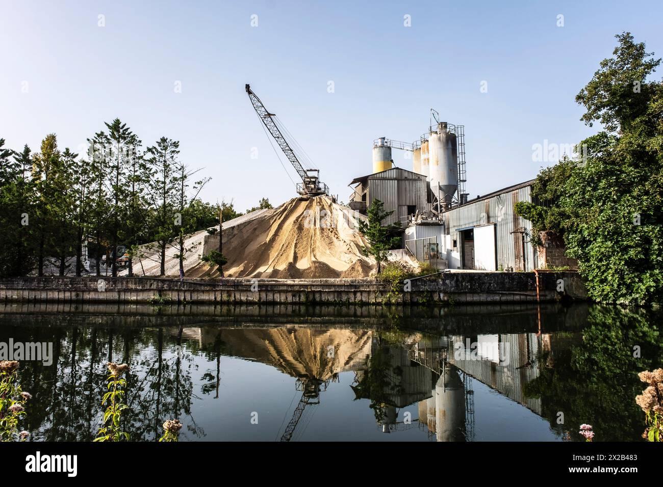 Sand for construction to be transported by barge along the river Somme ...