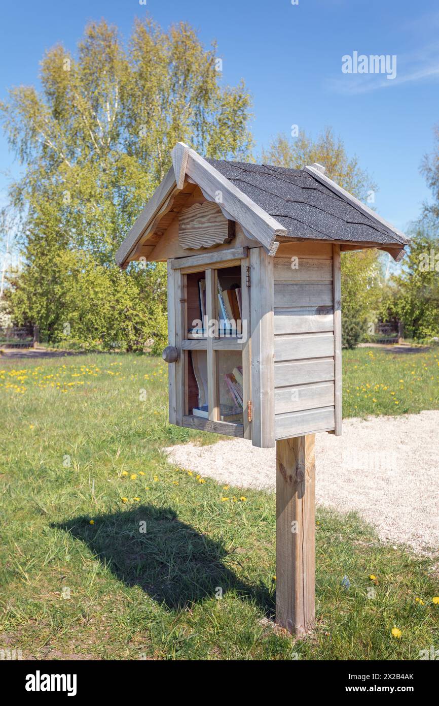 Community book exchange box hi-res stock photography and images - Alamy