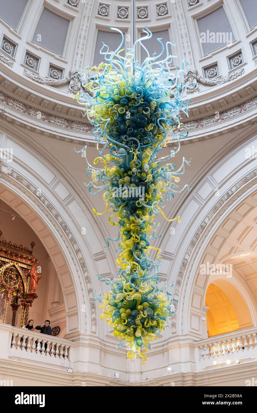 The Victoria and Albert museum Rotunda Chandelier by Dale Chihuly 2001 ...