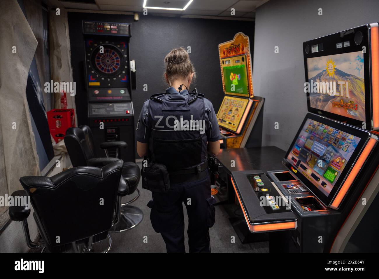 Police raid computer hi-res stock photography and images - Alamy