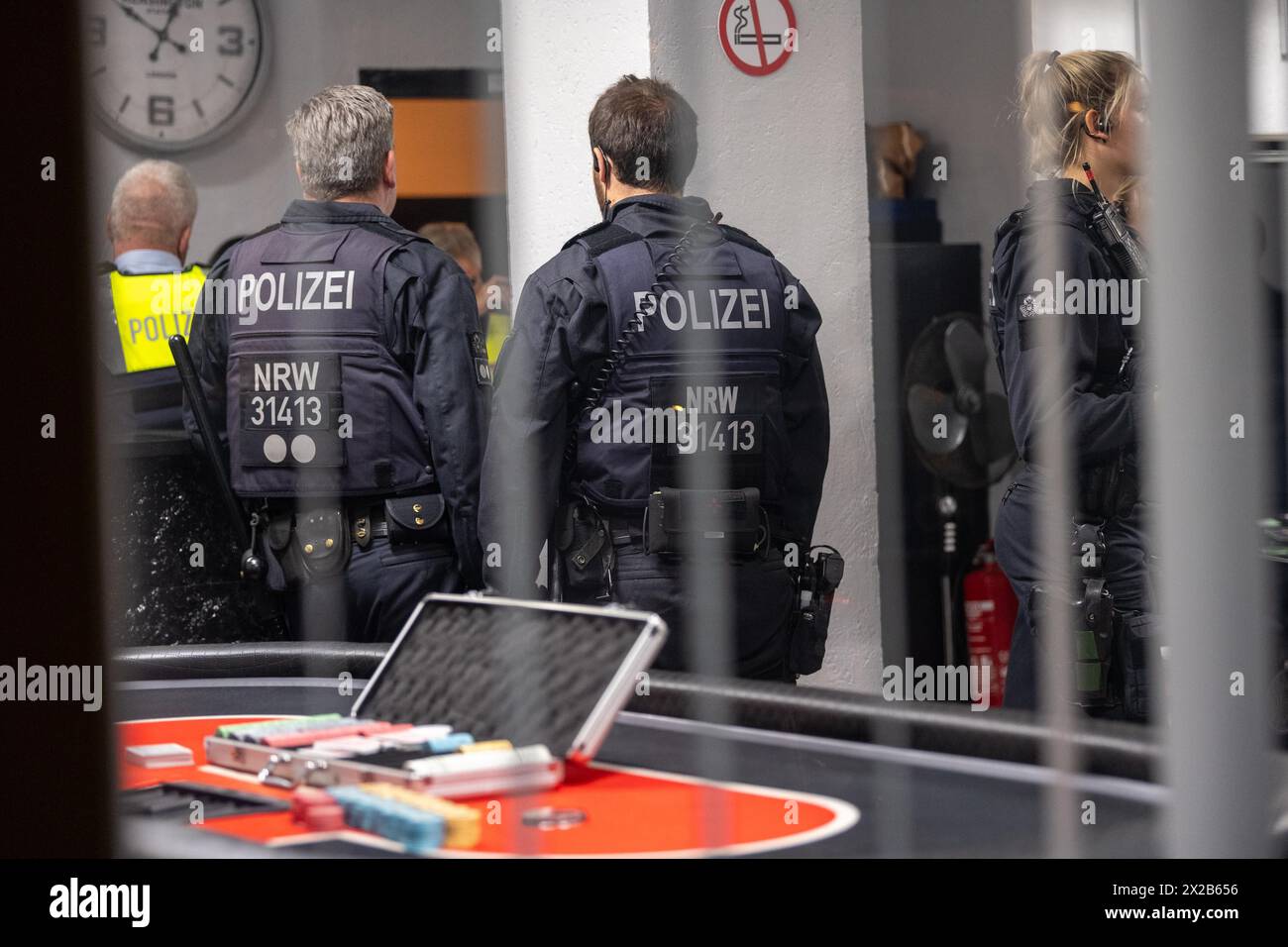 Table investigator hi-res stock photography and images - Alamy