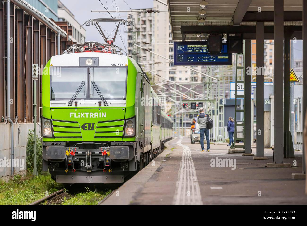 Flixtrain train at Stuttgart main station, track apron with arriving ...