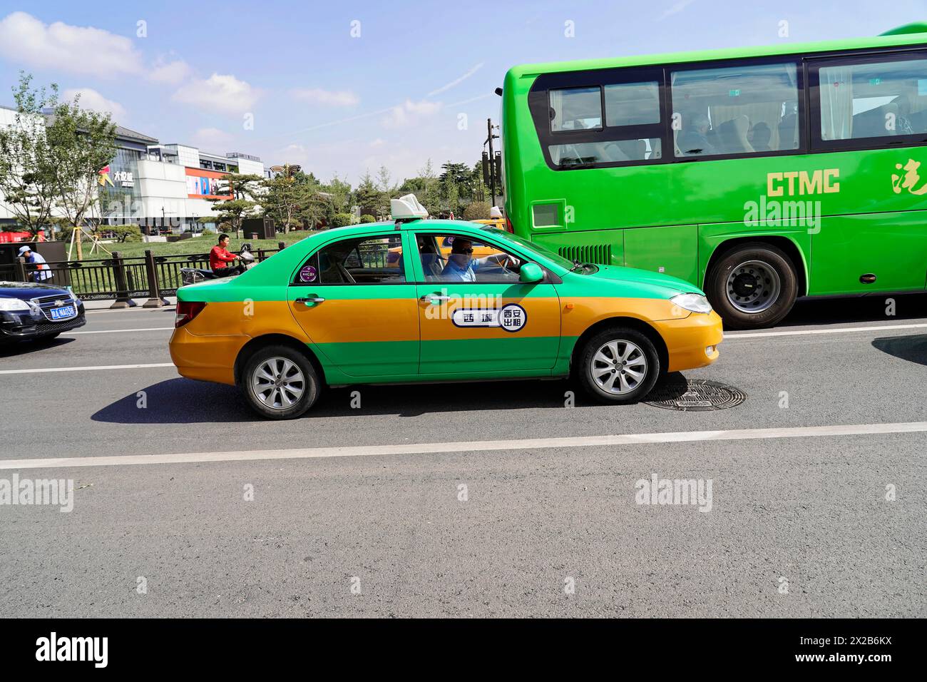 Green and orange bus hi-res stock photography and images - Alamy