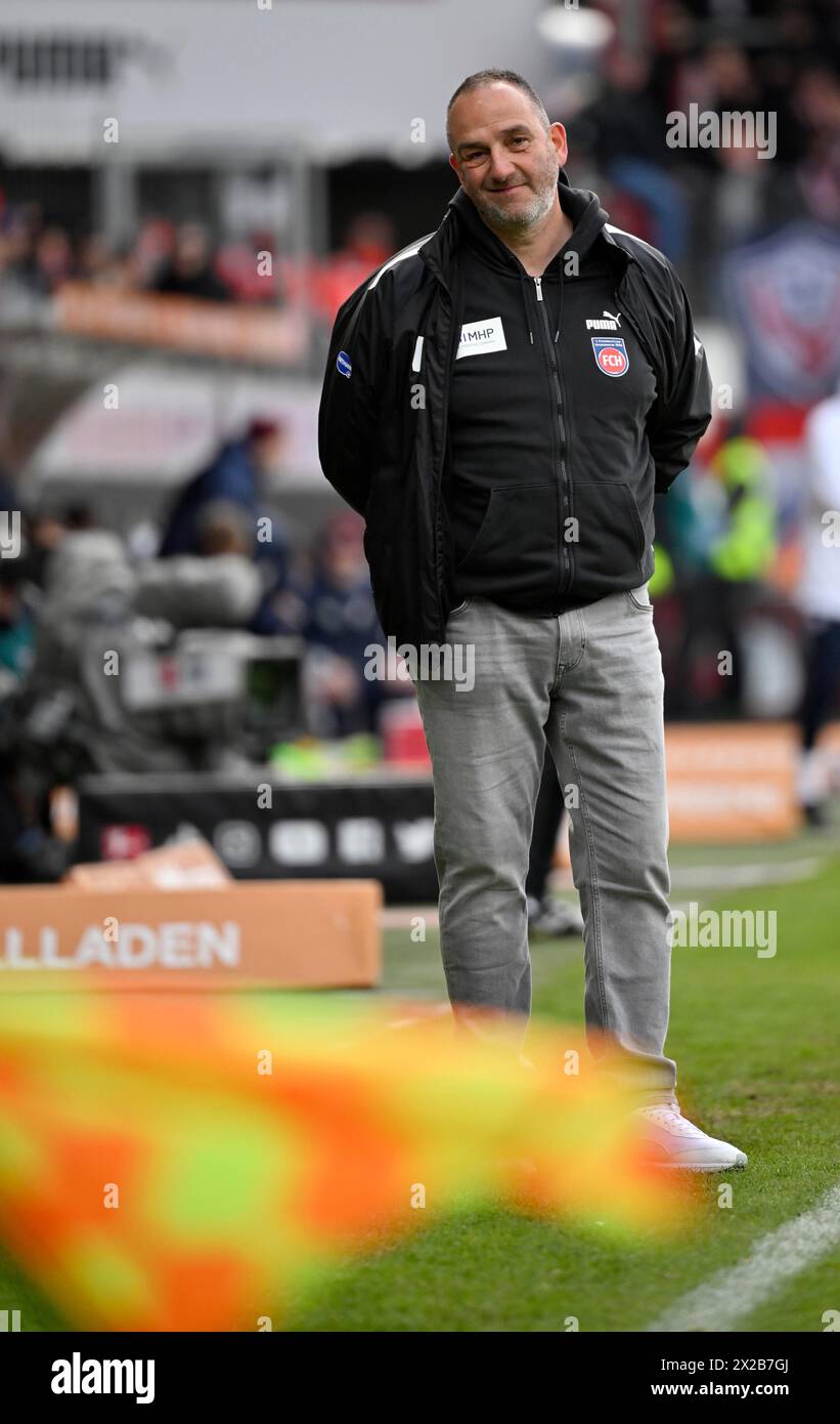 Coach Frank Schmidt 1. FC Heidenheim 1846 FCH on the sidelines sees ...