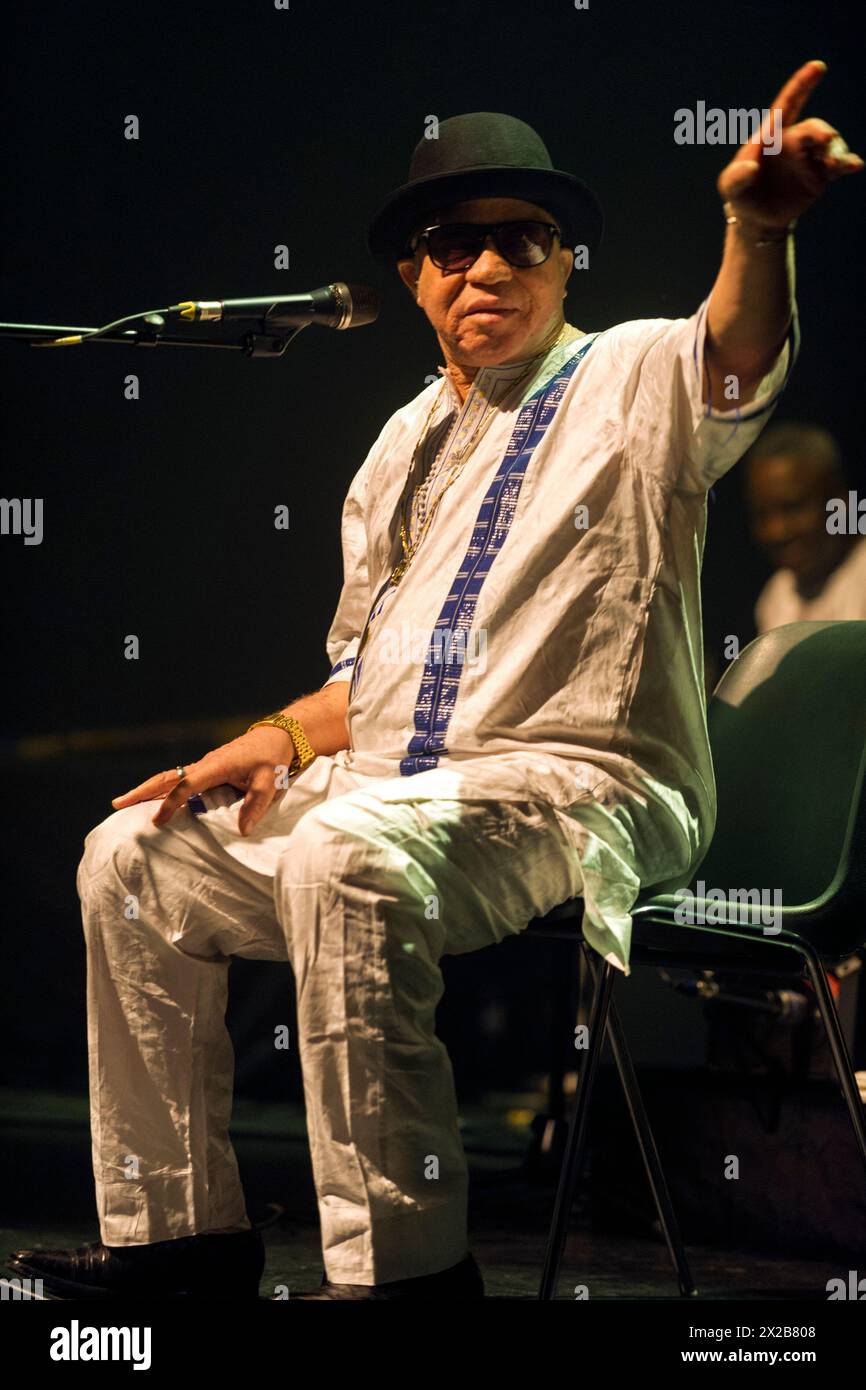 The malian singer Salif Keita live in Brussels | Le chanteur malien ...