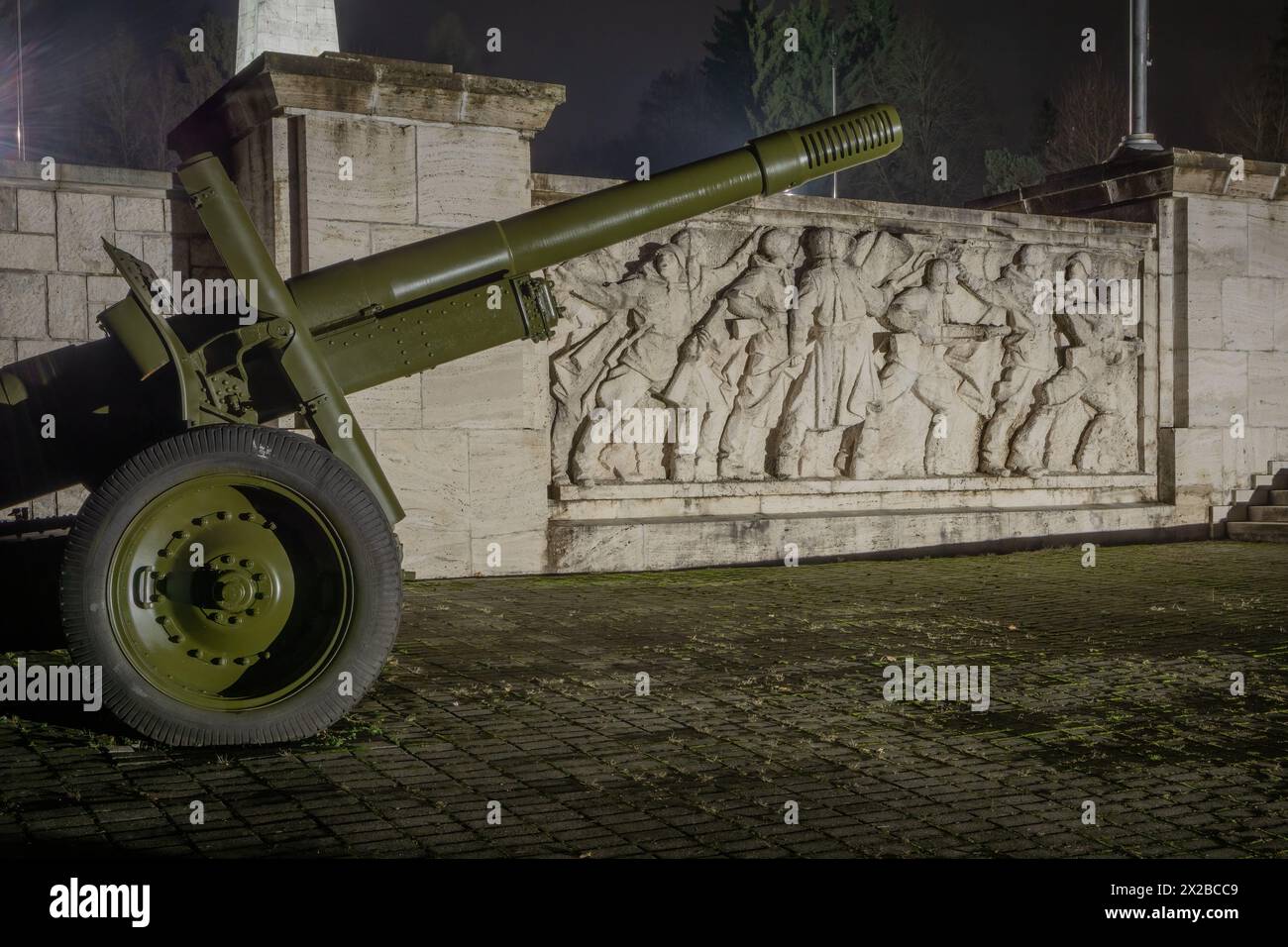 Illuminated 152 mm howitzer-gun M1937 (ML-20) and relief on the ...