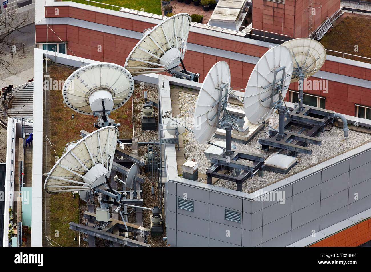Parabolic antennas hi-res stock photography and images - Alamy