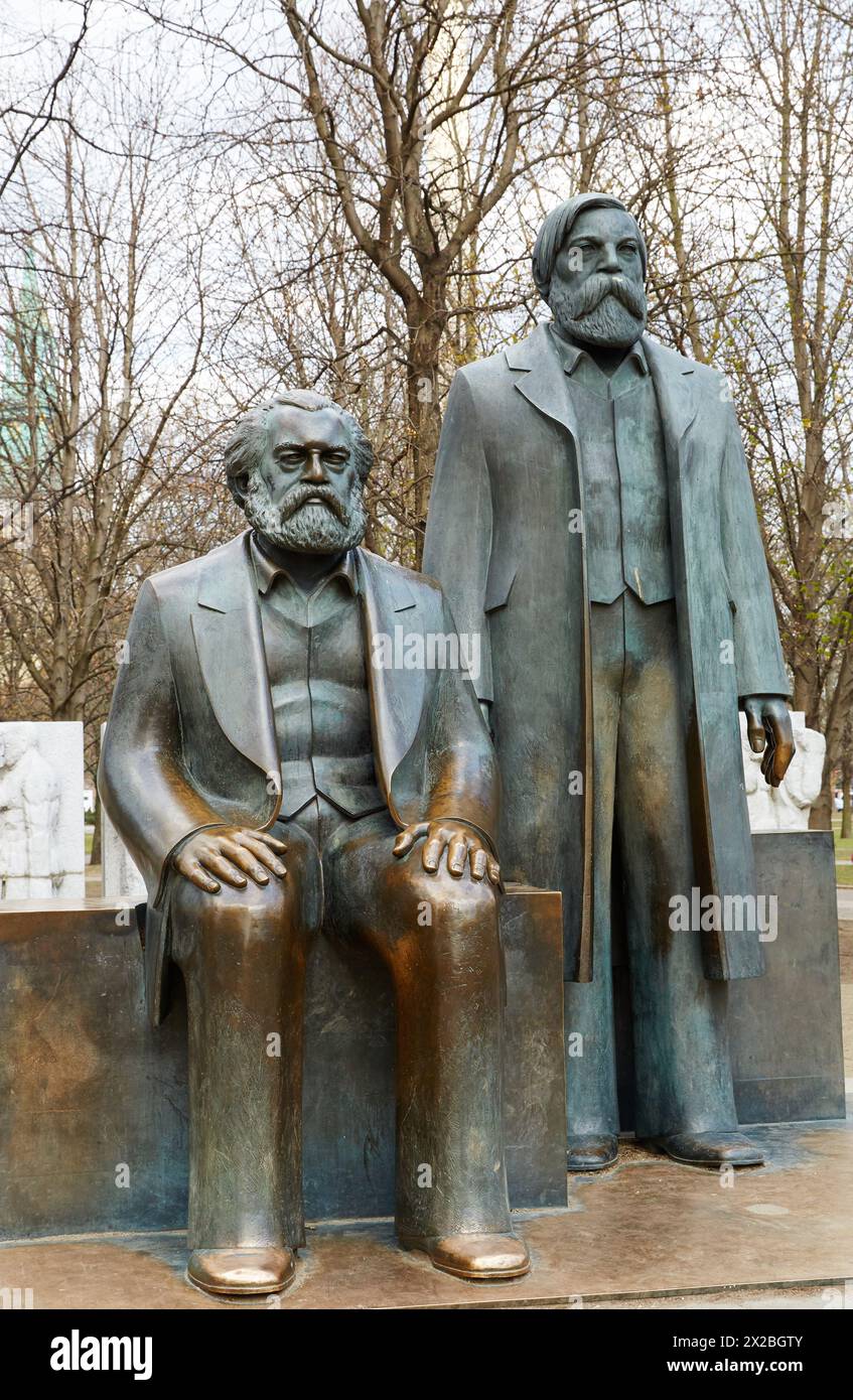 Marx and Engels sculpture, Alexanderplatz, Berlin, Germany Stock Photo - Alamy
