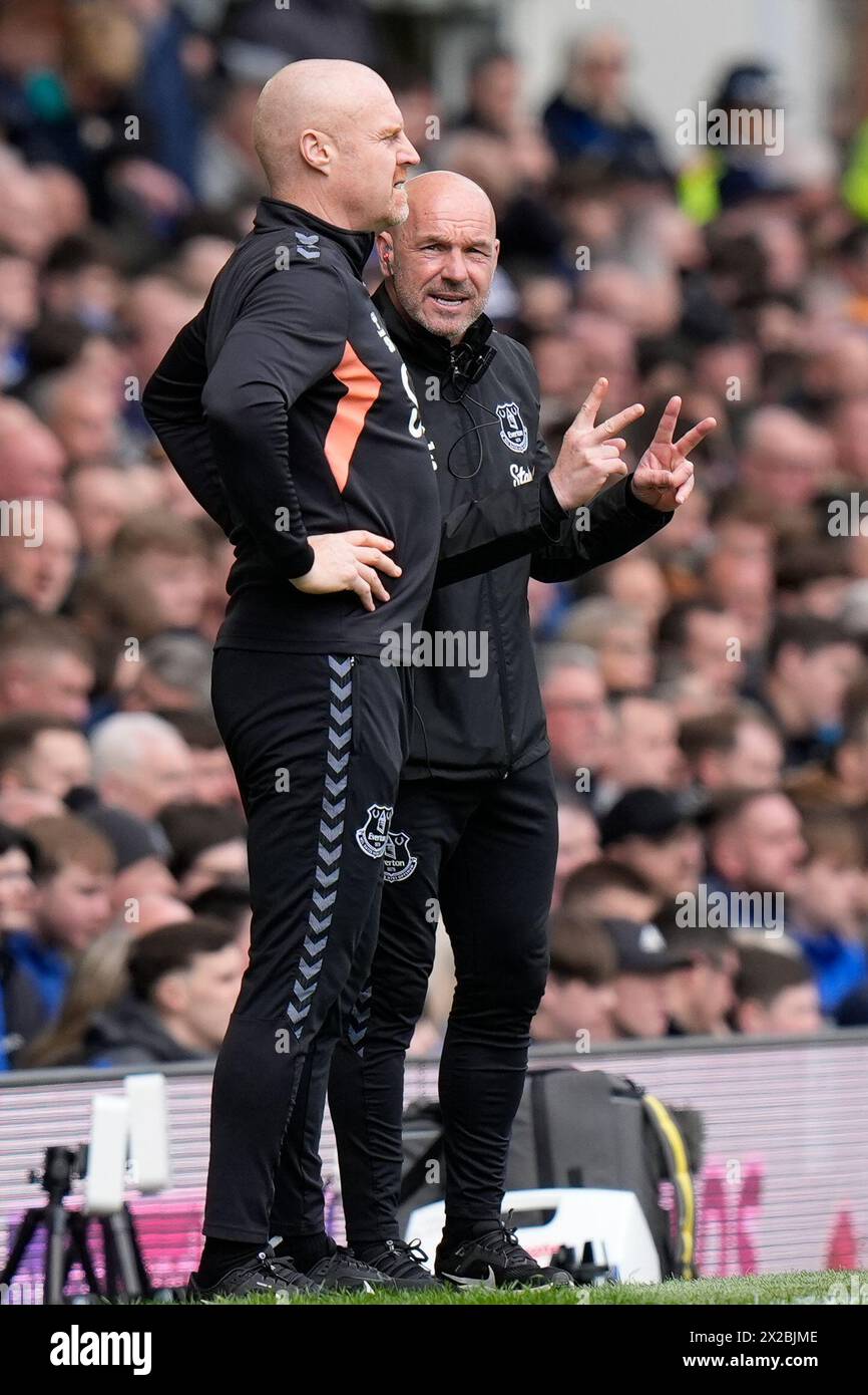 Everton coach Steve Stone speaks with manager Sean Dyche during the ...