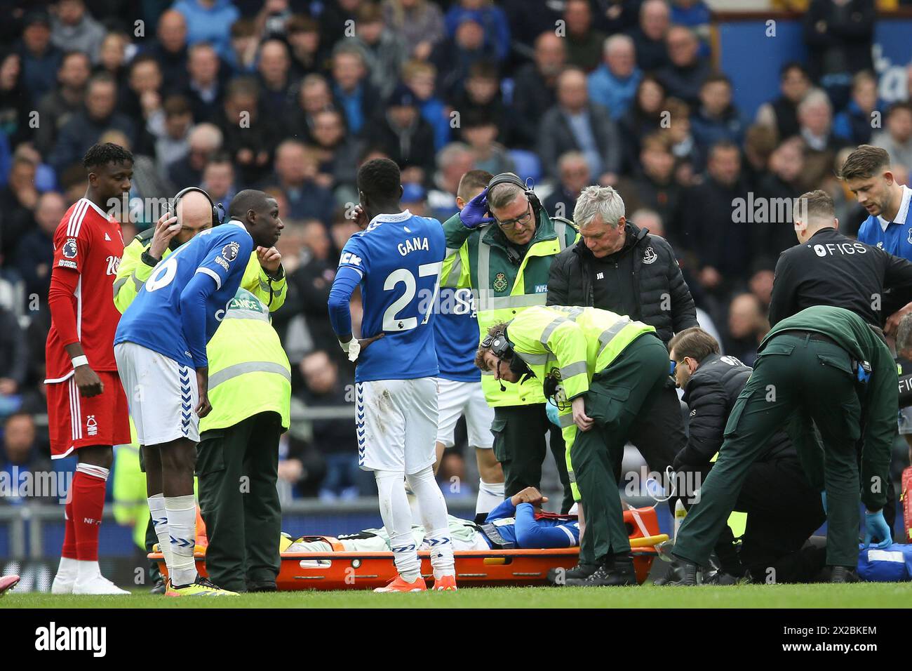 English league soccer football stretcher hi-res stock photography and ...