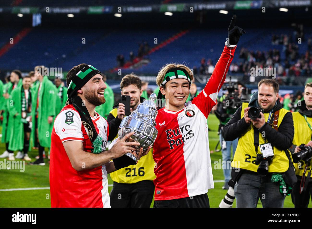 ROTTERDAM - (l-r) Alireza Jahanbaksh of Feyenoord, Ayase Ueda of Feyenoord with the TOTO KNVB ...