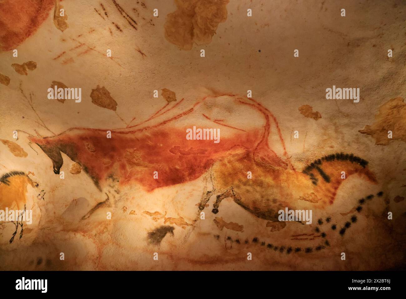 Cave men painting hi-res stock photography and images - Alamy