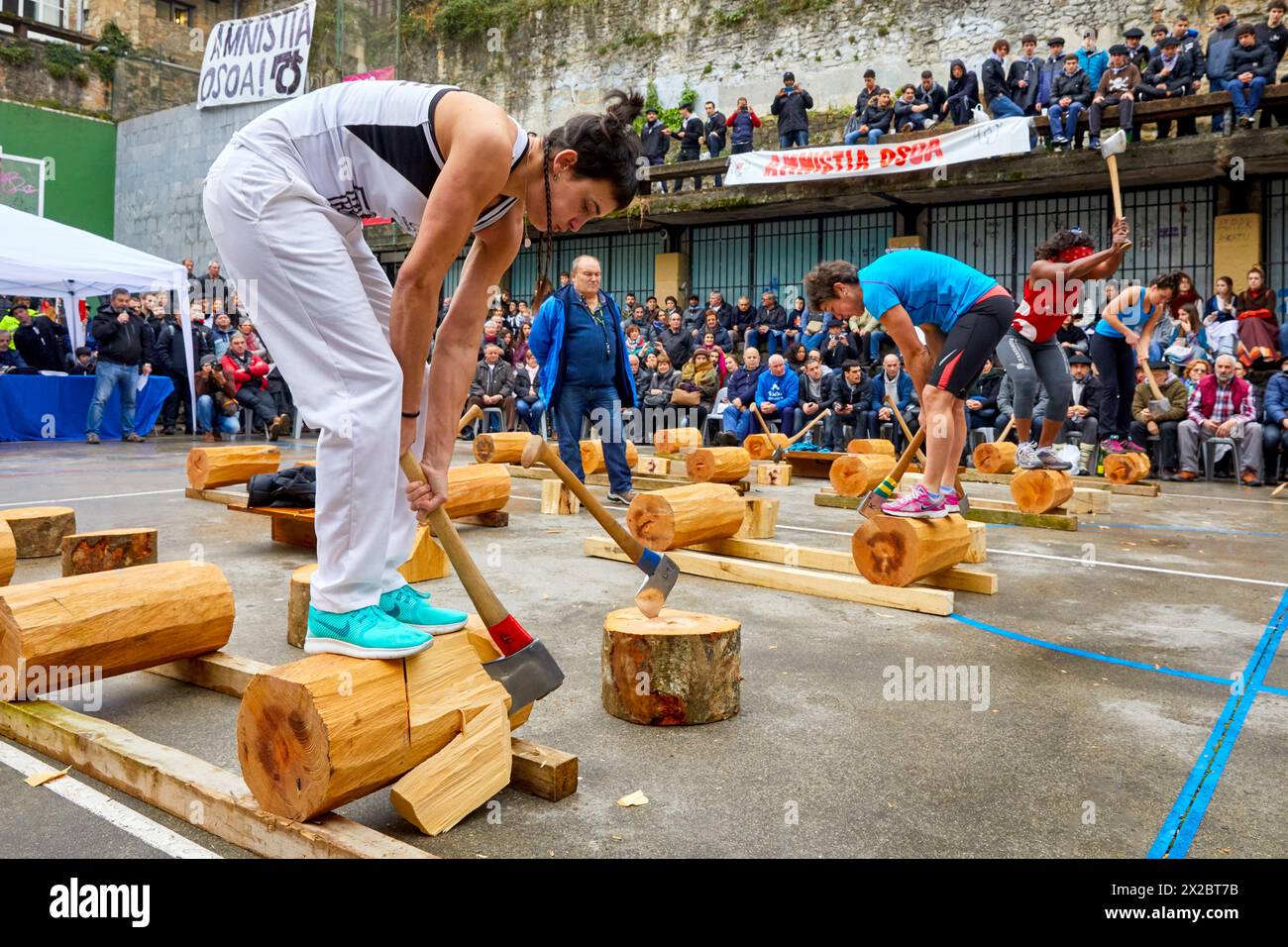 Competition of female Aizkolaris, Cutting of logs, Plaza de la Trinidad ...